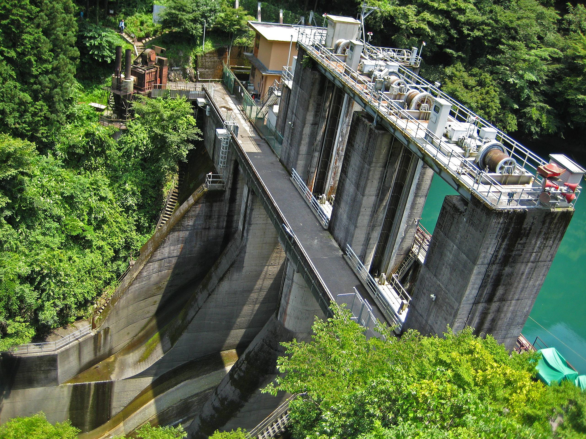 圧巻！全長330mの魚道 奥多摩の白丸ダム | 牧村あきこの「探検ウォークしてみない？」 廃線とダムと湿地とわたし